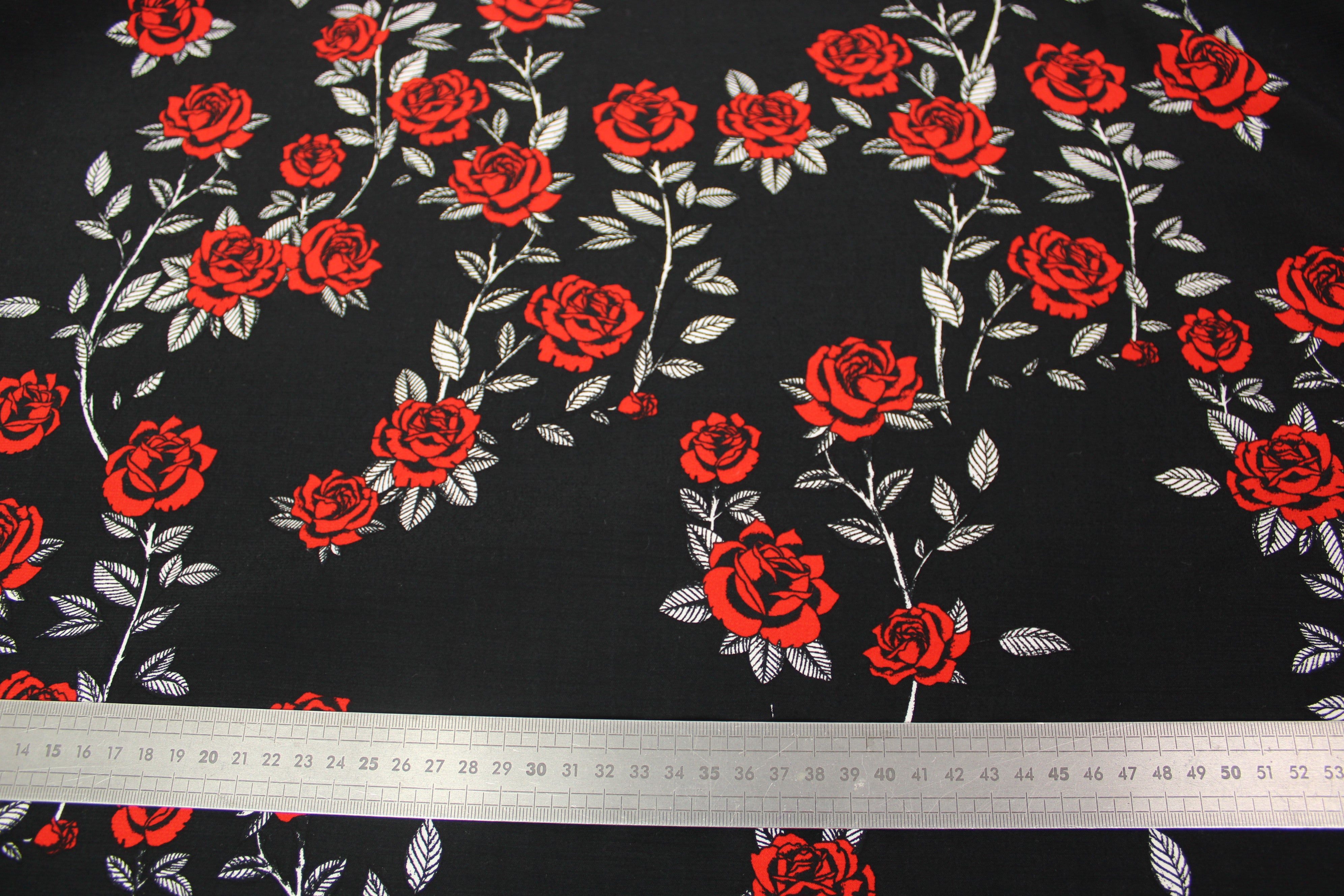 Tissu crêpe viscose - imprimé roses rouges – So Tissus