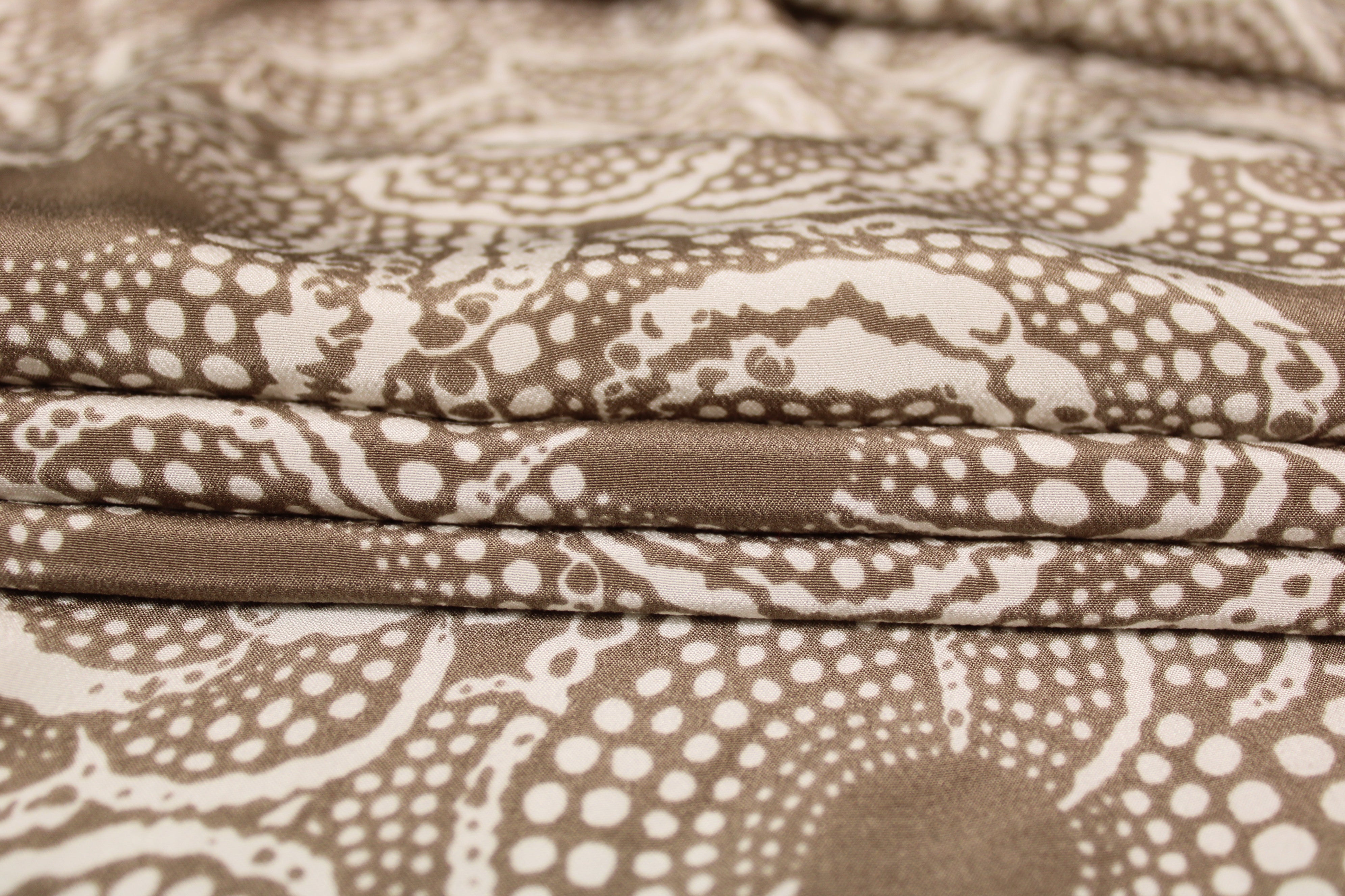 Tissu crêpe de chine 100% soie - imprimé tacheté - greige et ivoire ...