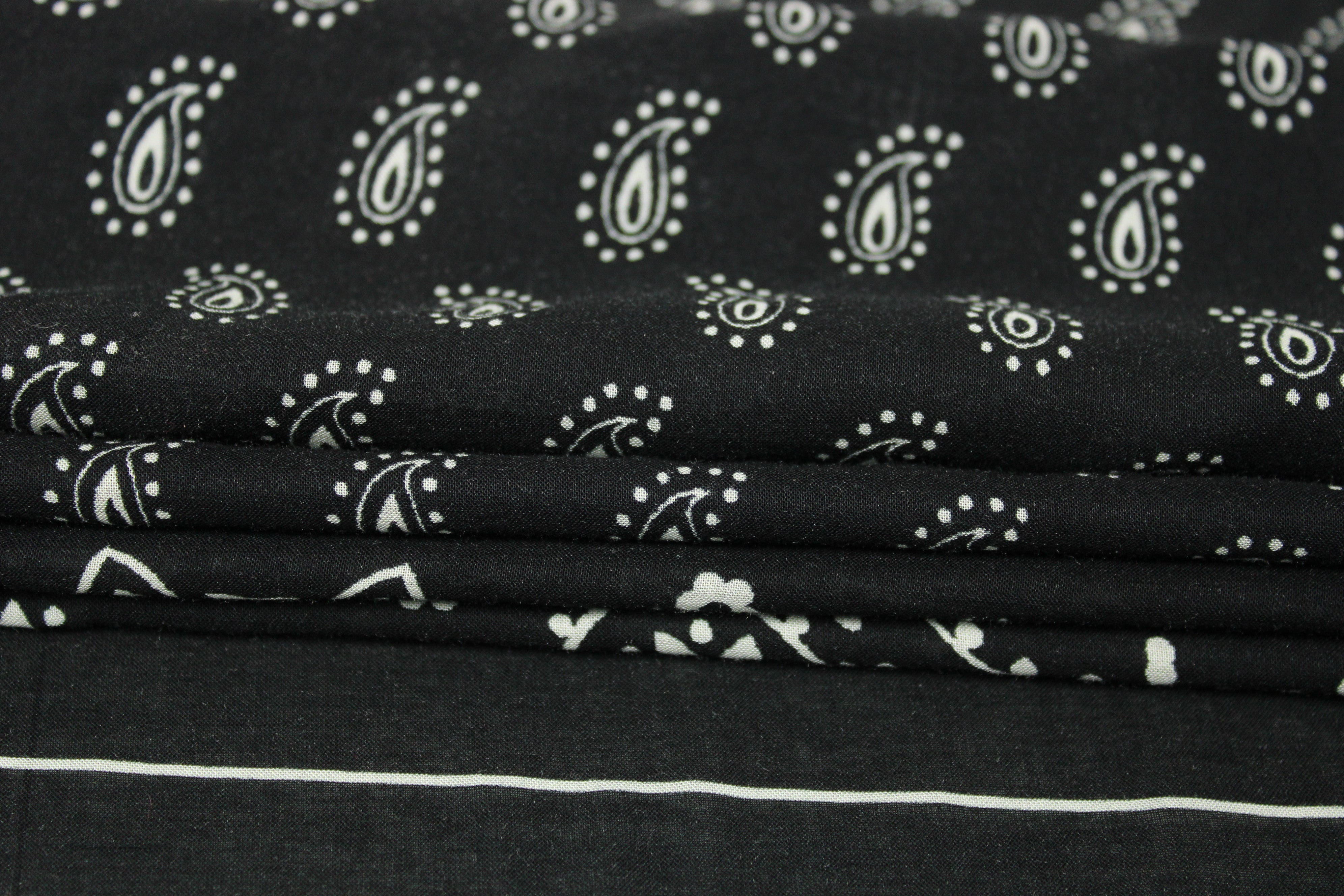 Tissu javanaise de viscose - imprimé bandana - noir et blanc – So Tissus